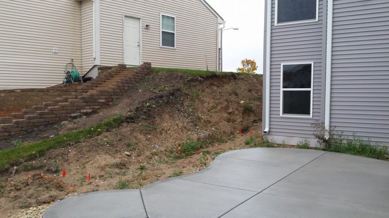 Retaining Wall Between Houses | Extreme Green Lawn & Landscape