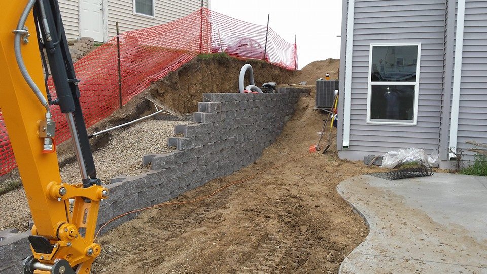Retaining Wall Between Houses | Extreme Green Lawn & Landscape